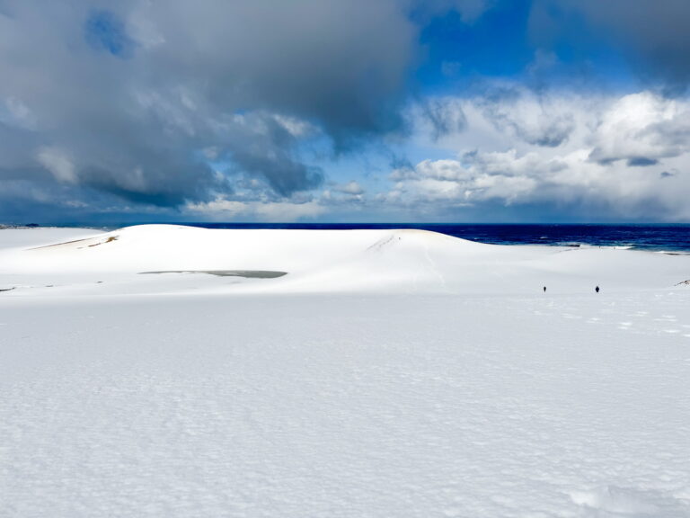 真っ白な世界…雪の鳥取砂丘が美しい！1年に数回見られる絶景をご紹介！｜鳥取市 | na-na（ナーナ）｜鳥取・島根のグルメ、おでかけ、暮らしの ...