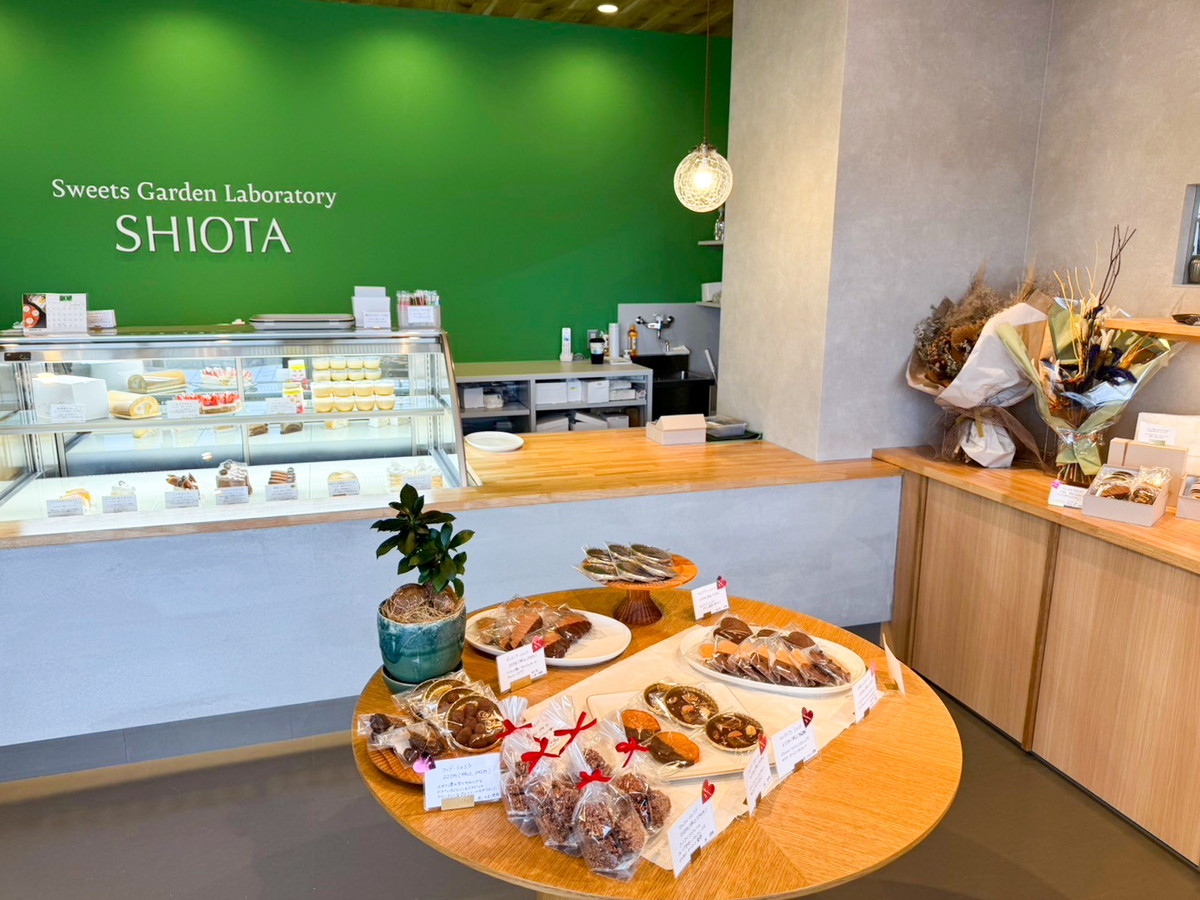【Sweets Garden Laboratory SHIOTA】焼き菓子も豊富なおしゃれケーキ屋さんがオープン！分厚いカットのどこか懐かしいロールケーキ｜鳥取県日吉津村 | na-na（ナー ...