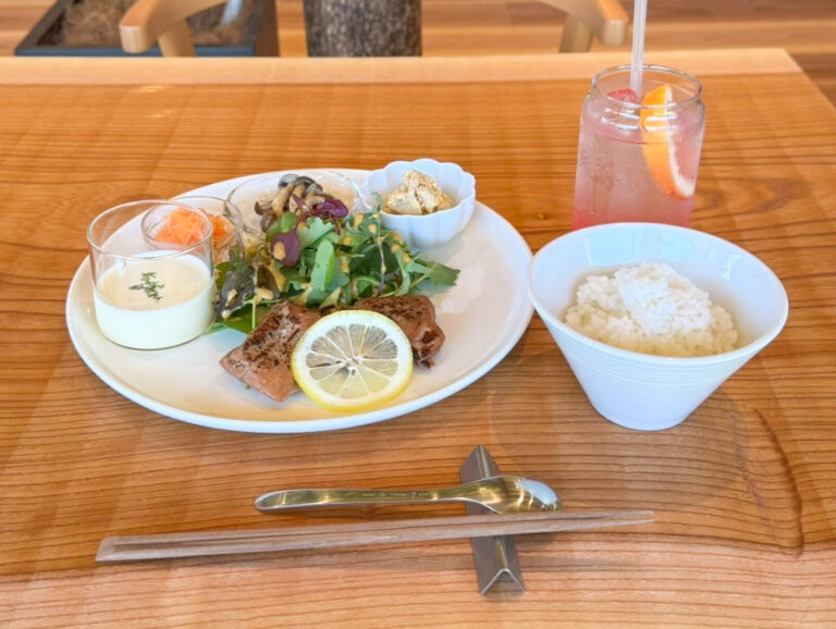 【Minkle】木のぬくもりに包まれる非日常カフェ。品数豊富なお惣菜で心も身体も元気に！｜出雲市 | na-na（ナーナ）｜鳥取・島根のグルメ、おでかけ、暮らしのWEBマガジン