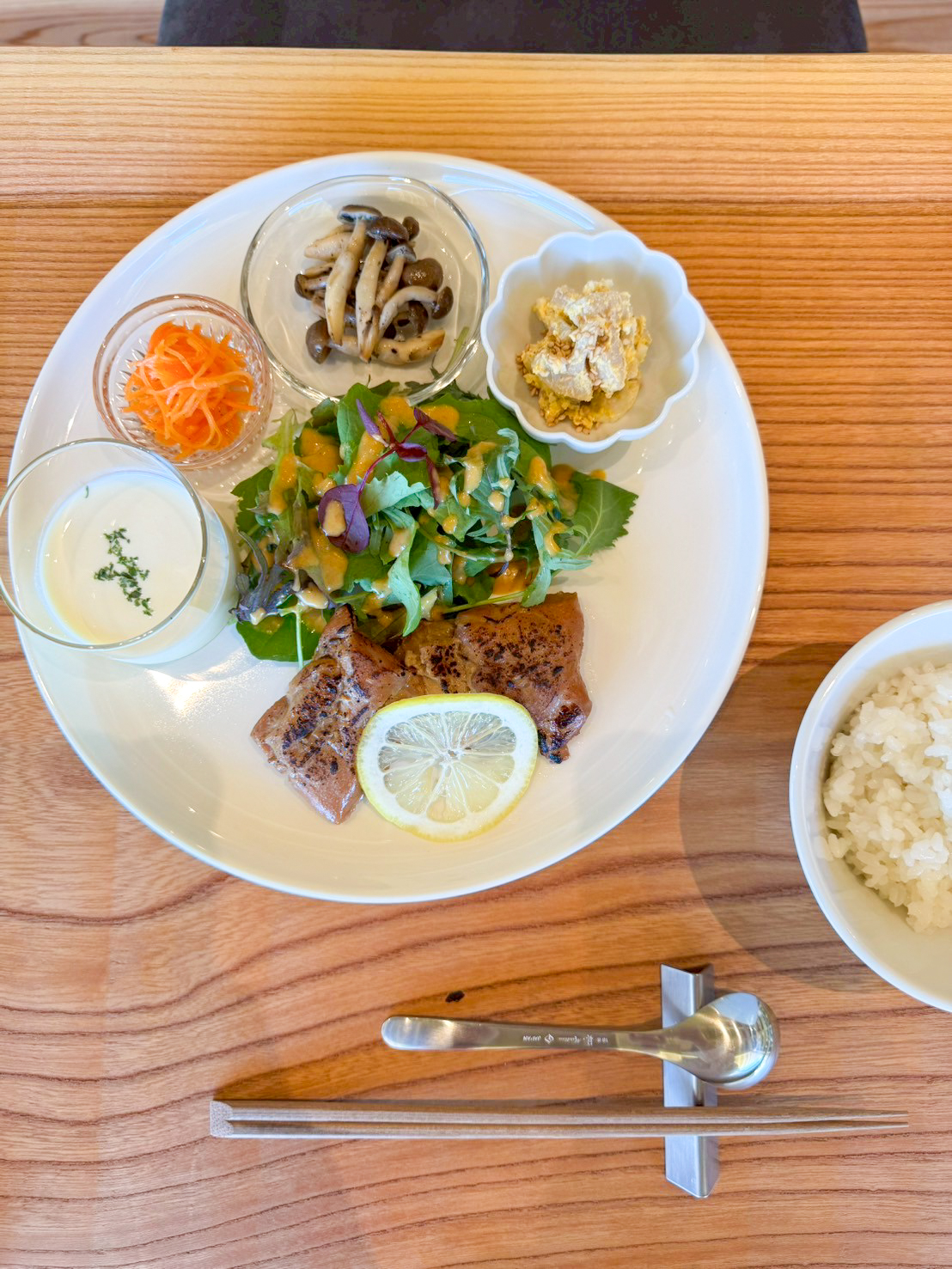 【Minkle】木のぬくもりに包まれる非日常カフェ。品数豊富なお惣菜で心も身体も元気に！｜出雲市 | na-na（ナーナ）｜鳥取・島根のグルメ、おでかけ、暮らしのWEBマガジン