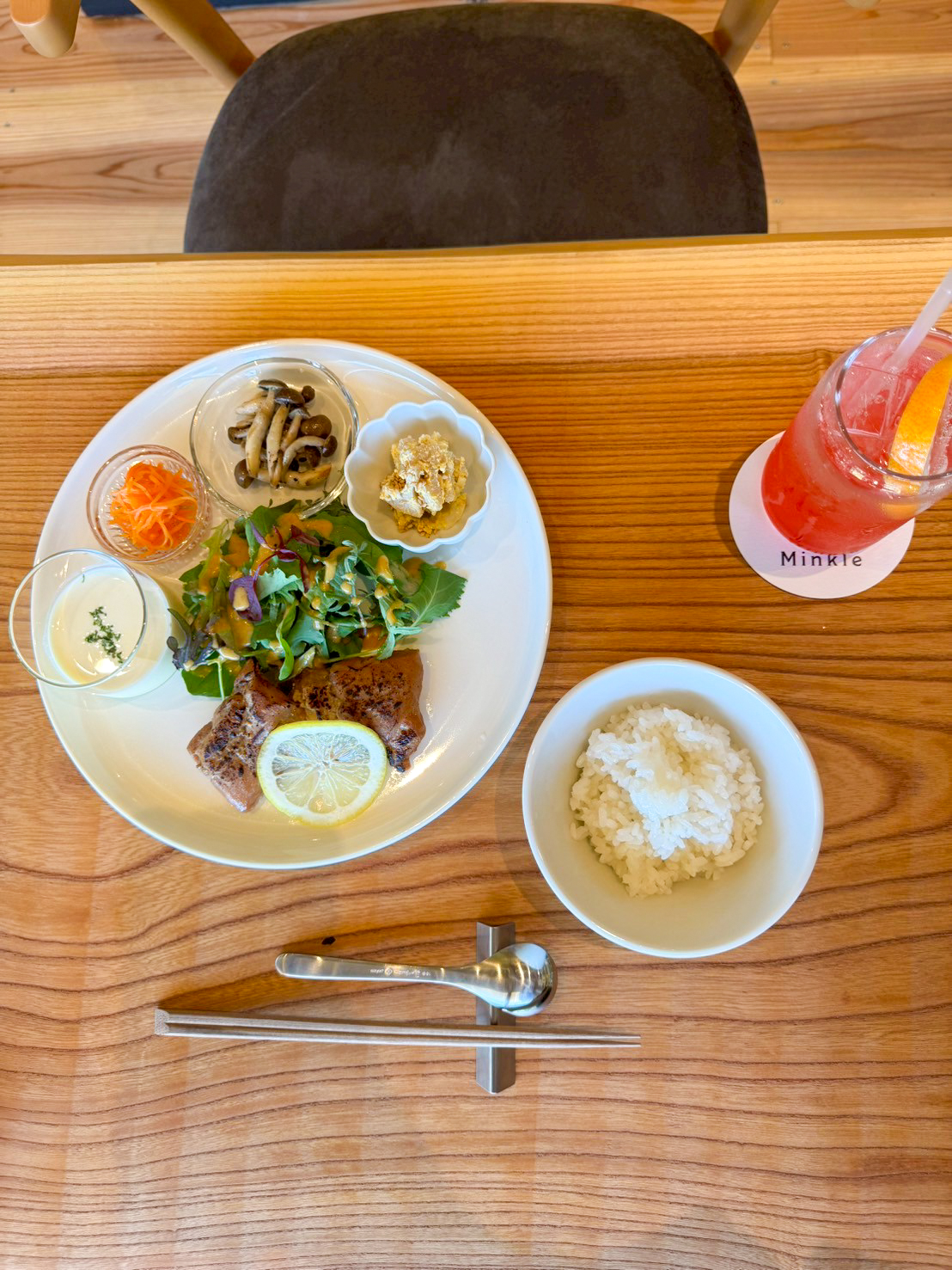 【Minkle】木のぬくもりに包まれる非日常カフェ。品数豊富なお惣菜で心も身体も元気に！｜出雲市 | na-na（ナーナ）｜鳥取・島根のグルメ、おでかけ、暮らしのWEBマガジン