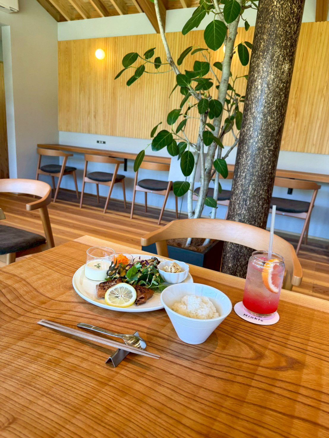 【Minkle】木のぬくもりに包まれる非日常カフェ。品数豊富なお惣菜で心も身体も元気に！｜出雲市 | na-na（ナーナ）｜鳥取・島根のグルメ、おでかけ、暮らしのWEBマガジン