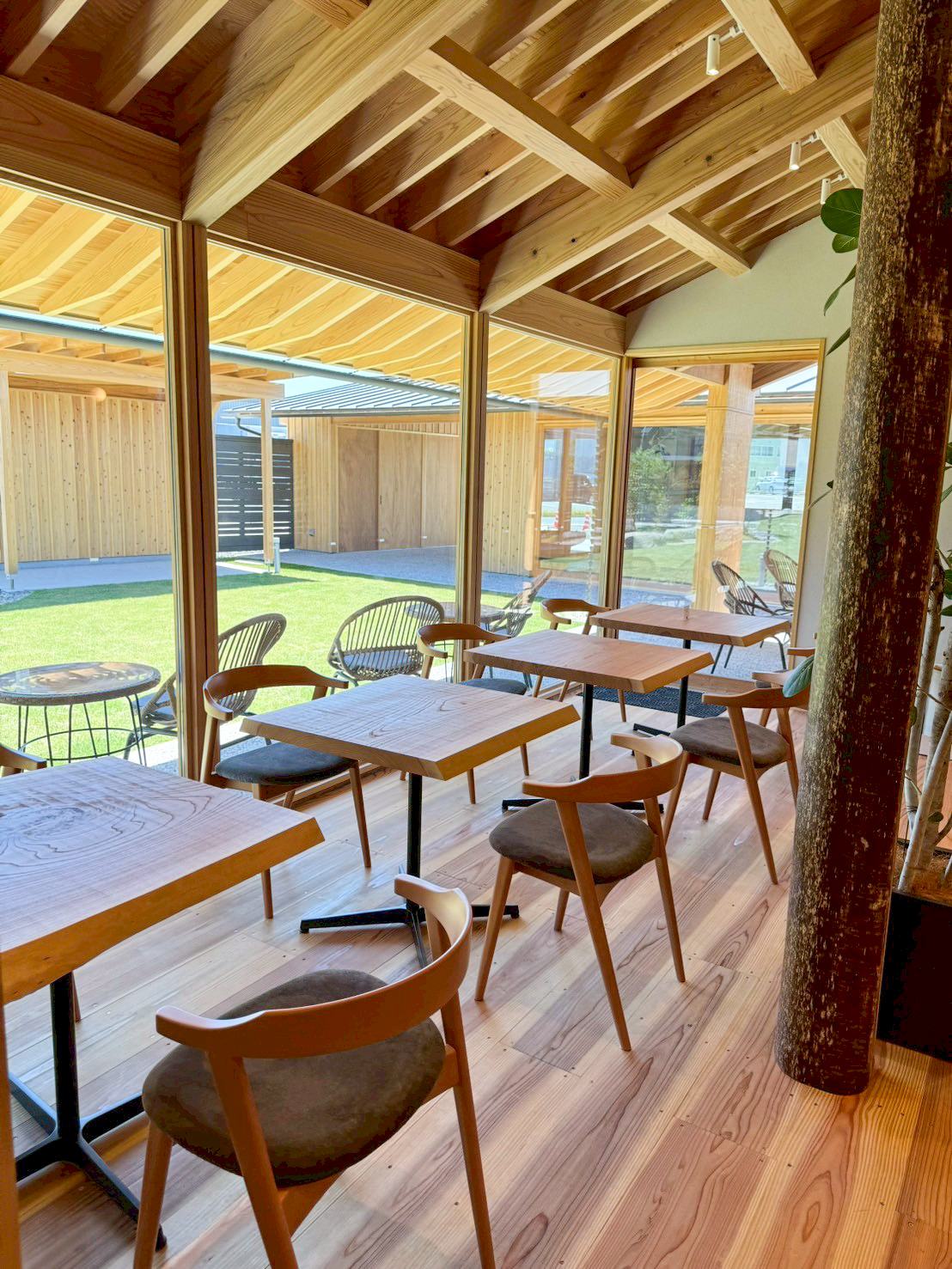 【Minkle】木のぬくもりに包まれる非日常カフェ。品数豊富なお惣菜で心も身体も元気に！｜出雲市 | na-na（ナーナ）｜鳥取・島根のグルメ、おでかけ、暮らしのWEBマガジン