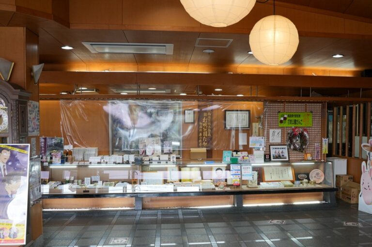 鳥取の定番土産、明治生まれのロングセラー「打吹公園だんご」。本店併設の喫茶ではお団子サービスも！｜鳥取県倉吉市 | na-na（ナーナ）｜鳥取 ...